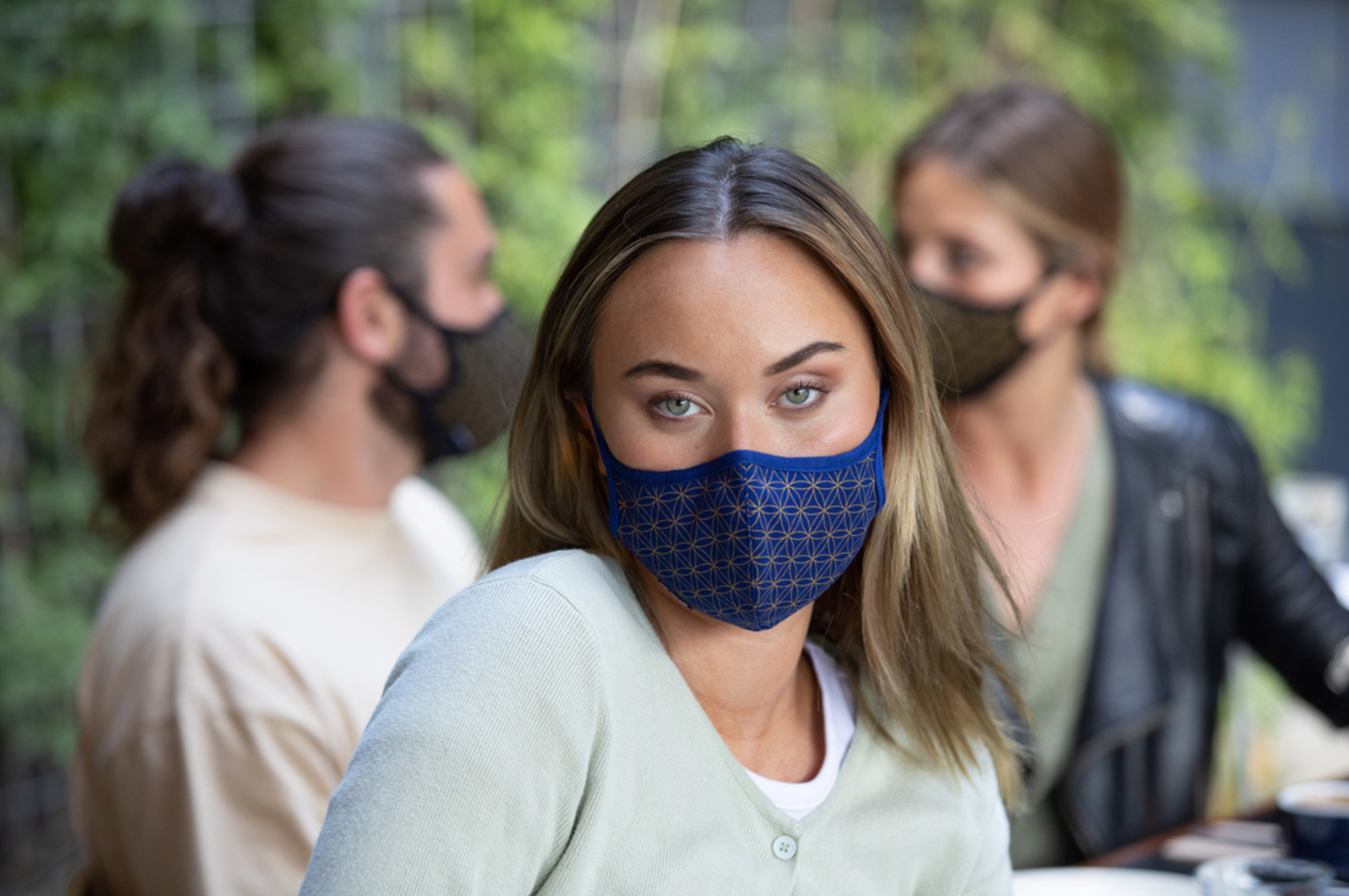 What You Should (and Shouldn't) Do While Wearing a Mask in Public ...